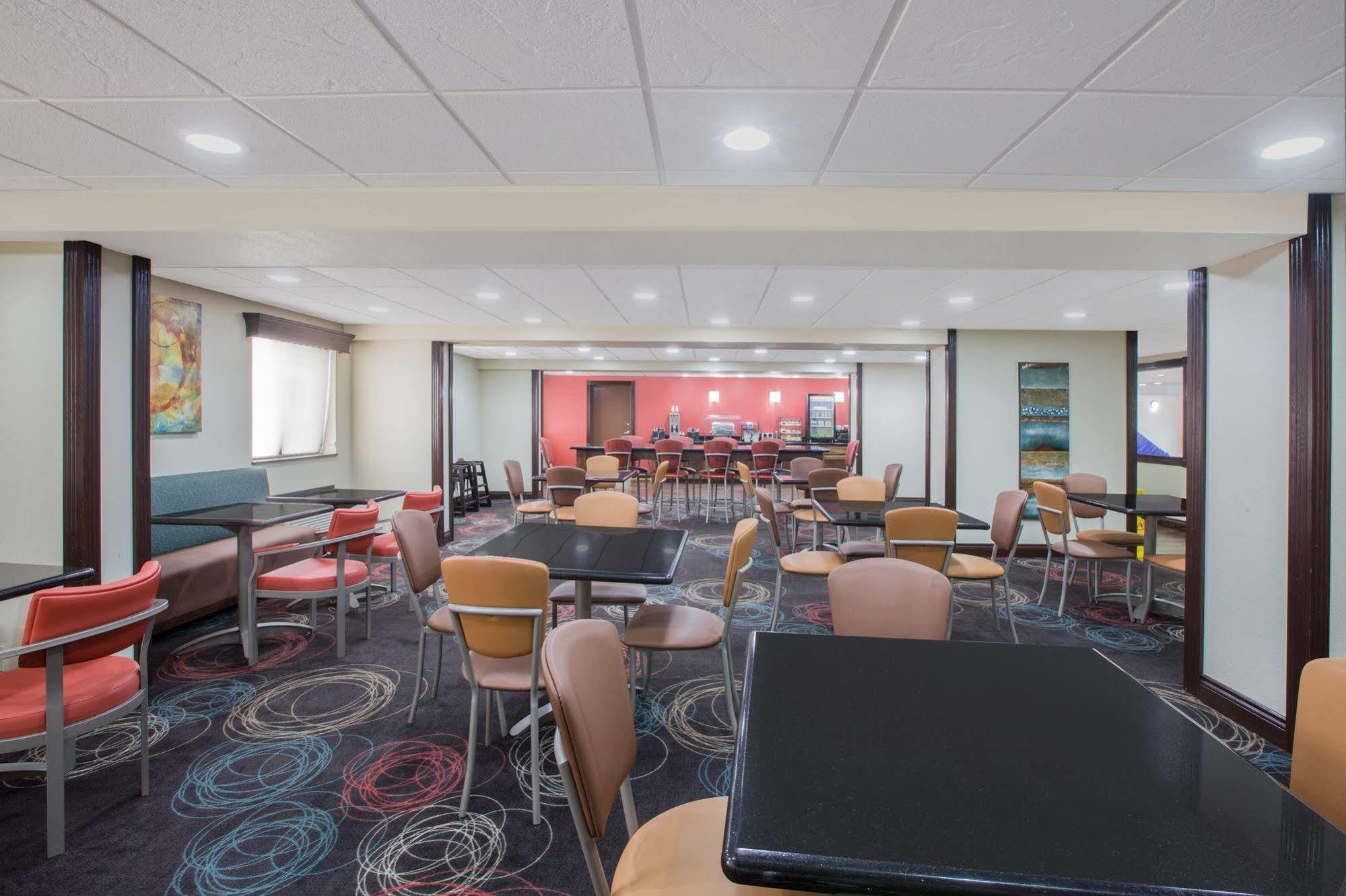 RAMADA BY WYNDHAM TULSA HOTEL 3⋆ ::: OK, UNITED STATES ::: COMPARE ...